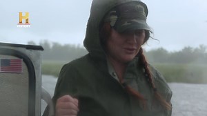 En medio de una tormenta implacable, Ronnie y Ashley desafían el peligro para revisar sus trampas y llenar su bote de cocodrilos. Bajo lluvia intensa y relámpagos constantes, el día se convierte en una lucha por sobrevivir en el corazón del pantano. Atrapados en un bote de aluminio, cada segundo bajo el cielo eléctrico es una apuesta arriesgada. 📺 Todo esto y más en tu pantalla de History #AmosDelPantano | HISTORY