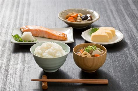 和食を正しく配膳しよう！基本の配膳位置や注意点を徹底解説 ふるなび公式ブログ ふるさと納税discovery