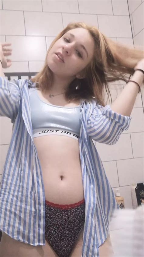 Güzel banyo striptiz mastürbasyon ile tutkulu orgazm xHamster