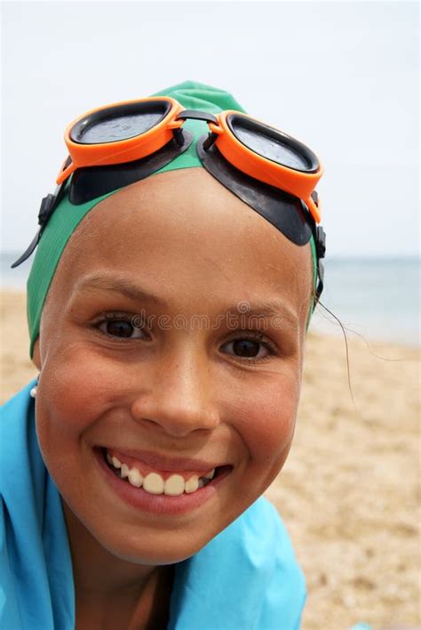 Fille De La Préadolescence Sur La Plage De Mer Image stock Image du