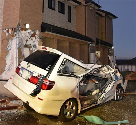 衝突死：乗用車がアパートの角に 18歳2人死亡 銚子 毎日新聞