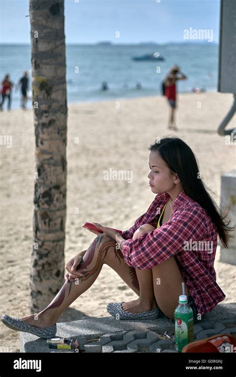 Junge Asiatische Frauen Mit Großen Bein Tattoo S E Asien Thailand Stockfoto Bild 111770782