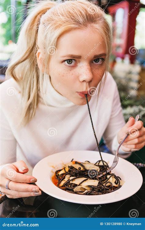 Ung Härlig Kvinna Som äter Svart Pasta Med Skaldjur Och