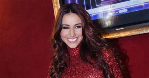 Delphine Wespiser Sublime En Robe Fendue Rouge Et Brillante La