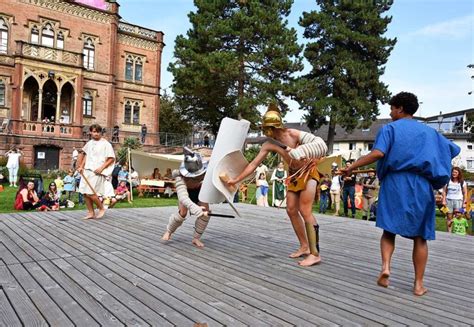 Beim Freiburger Colombischlössle Fest Kämpften Gladiatoren Gegeneinander Freiburg Badische