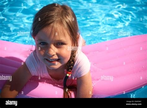 Niña Nada Fotografías E Imágenes De Alta Resolución Alamy