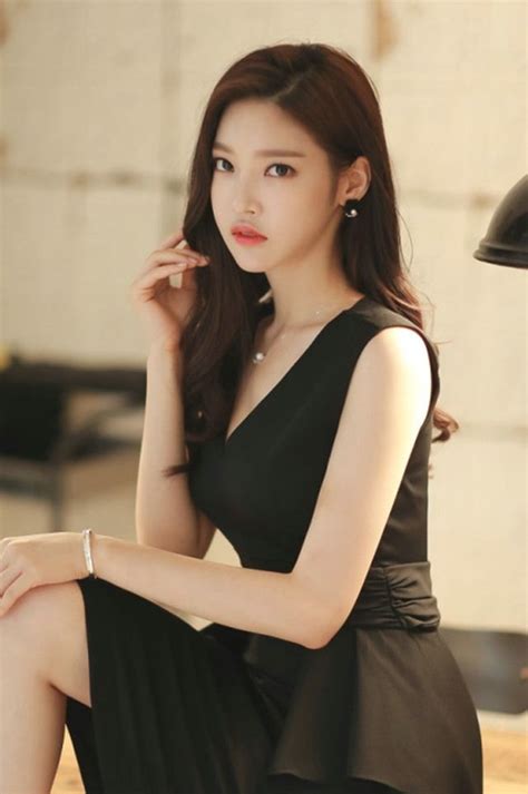 ปักพินโดย Taek Ko ใน 패션 ในปี 2023 ผู้หญิง ชุดเดรส คนน่ารัก