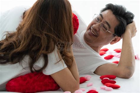 快乐的亚洲年长夫妇在家里玩得很开心老年人退休和健康高清图片下载 正版图片506401176 摄图网