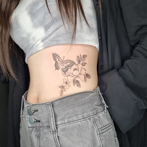 타투어때 옆구리타투 동백타투 여자타투 홍대타투 팔타투 타투추천 꽃타투 나비타투