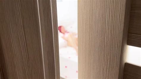 抓到我 的继妹在打飞机！她 想继 续 好色女 孩 与大奶子和大 屁股的 继兄性交 并达 到 高潮。 Xhamster