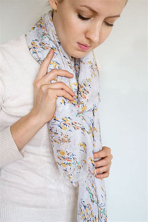 Video 10 Simple Ways To Tie A Scarf That Anyone Can Do Hello Glow Scarf Tying Head Scarf