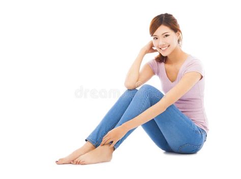Belle Jeune Femme Asiatique De Sourire S Asseyant Sur Le Plancher Photo
