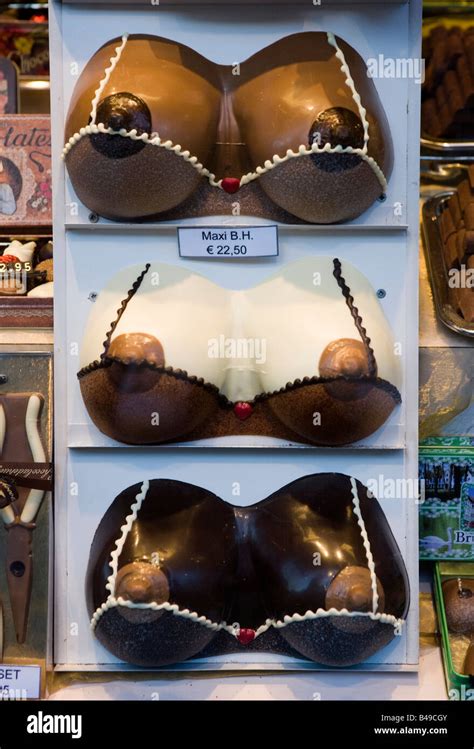 Chocolat Belge En Forme De Seins Bruges Belgique Photo Stock Alamy