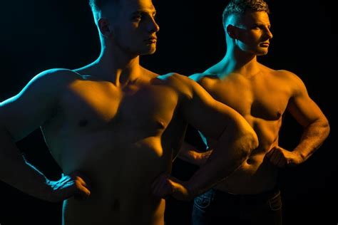 육안 강한 체 누드 남성 베어 몸통 섹시 근육 남자 게이 토플리스 근육 Fitnes 남자 몸 프리미엄 사진