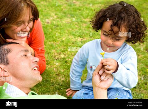 Junger Sohn Blumen Mutter Gute Gesundheit Fotos Und Bildmaterial In