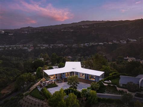 A Propeller Shaped Mansion In Las Exclusive Bel Air Neighborhood Looks Like Its Levitating Off