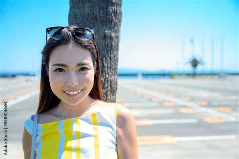 椰子の木にもたれる海のリゾートへ旅する女性 Stock 写真 Adobe Stock