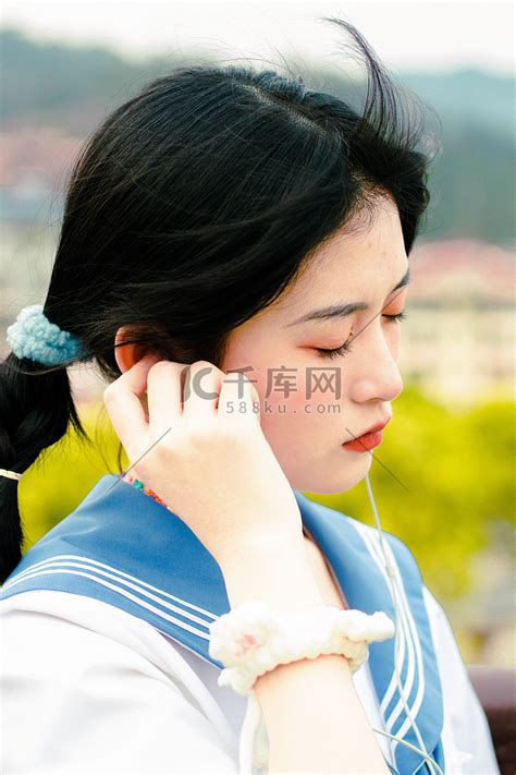 听歌的女孩高清摄影大图 千库网