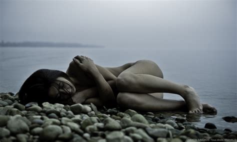 배경 화면 햇빛 경치 여자들 초상화 소유 바다 록 모래 좌석 사진술 머리 감정 사람 나체상 로맨스