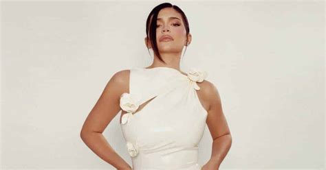 Kylie Jenner Promotes Free The N Pple Movement With A Hot Girl Summer