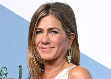 Jennifer Aniston Pose Topless Et La Toile S Enflamme