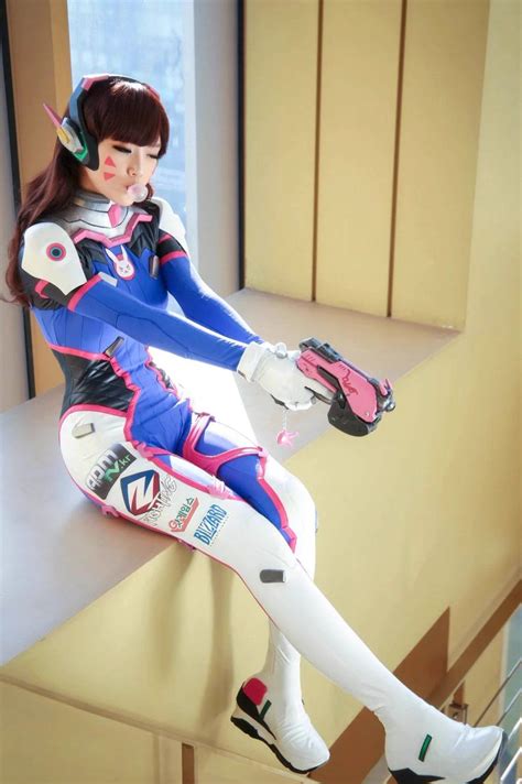 This Dva Cosplay Is On Point Overwatch Dva More Cosplay Anime D Va Cosplay Cosplay Lindo