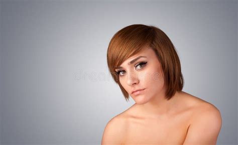Fermez Vous Vers Le Haut Du Portrait De La Belle Jeune Fille Nue Photo