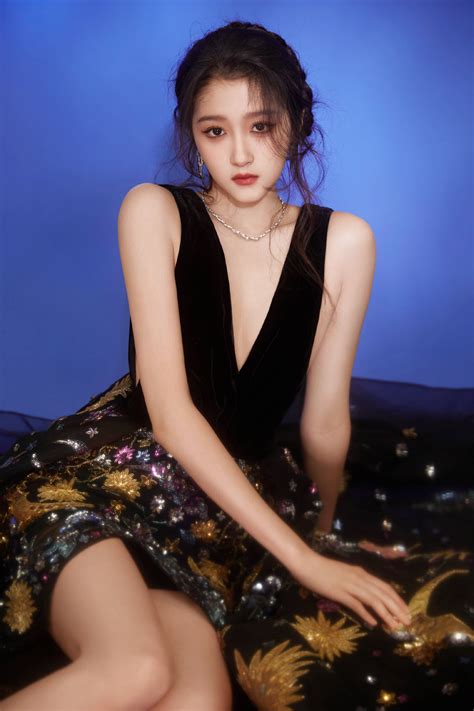 关晓彤穿黑色丝绒深v长裙秀美腿 恶女千金妆超精致 搜狐大视野 搜狐新闻