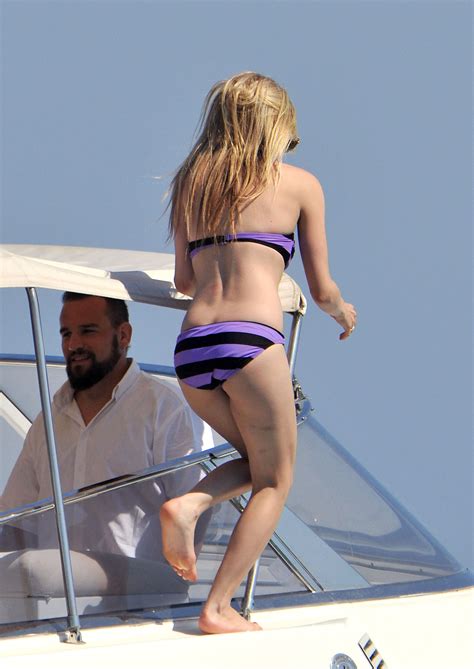 Hot Avril Lavigne Shows Off Sexy Bikini Body
