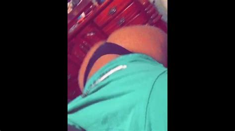 Jovencita Sacudiendo El Culo Antes Del Trabajo