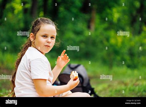 Jeune fille mangeant un sandwich Banque de photographies et dimages à