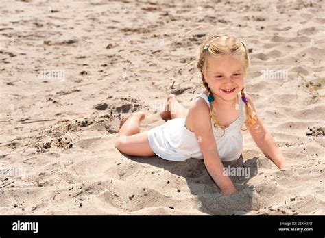 Preteen Beach Summer Fotos Und Bildmaterial In Hoher Auflösung Alamy