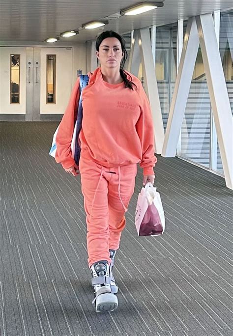 Katie Price S Surgically Enhanced Figure On Show As She Jets Off On