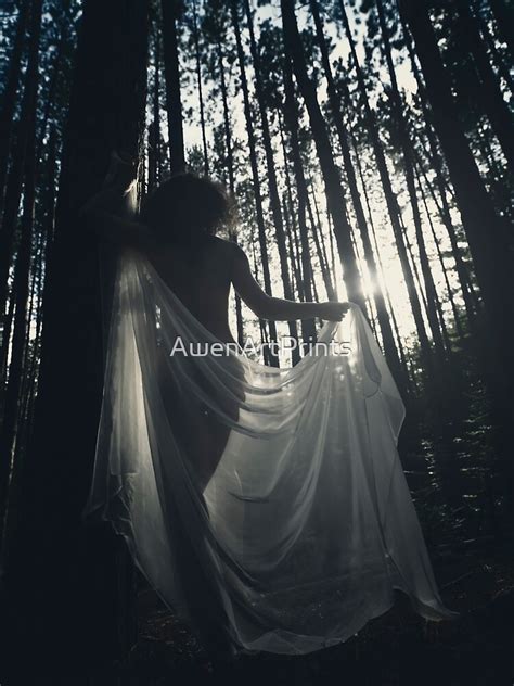 Impression artistique Belle femme nue avec châle pure marchant dans