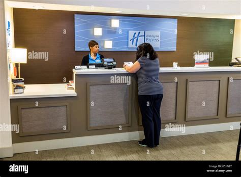Georgiast Simons Islandholiday Inn Expresshotelfront Deskcheck Inclerkguestblackwoman