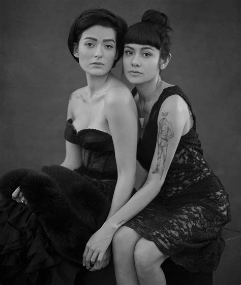 Poses For Sister Portraits Sue Bryce Education Artofit