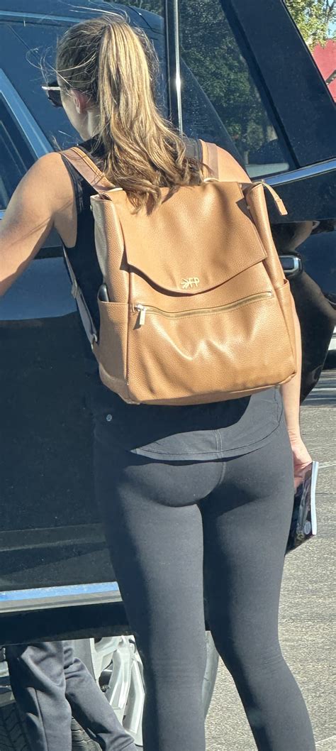 Gorgeous Fit Milf With A Great Ass In Leggings Spandex Leggings