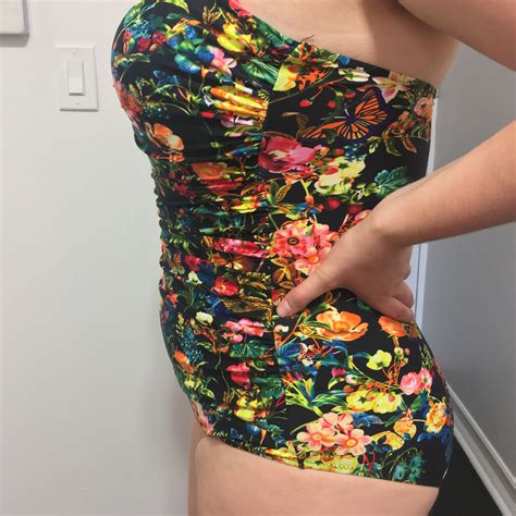 List 98 Pictures Bathing Suits For 40 Year Old Woman Latest