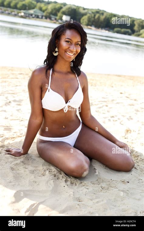 Schöne Mädchen Am Strand In Ihrem Bikini Sitzen Stockfoto Bild 121909540 Alamy