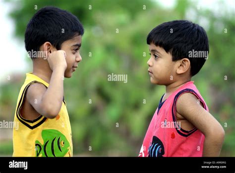 Dos Niños Uno Frente A Otro Fotografía De Stock Alamy