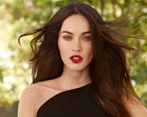 Megan Fox Muestra Sus Atributos En Sensual Escote De Encaje Durante Formal Evento
