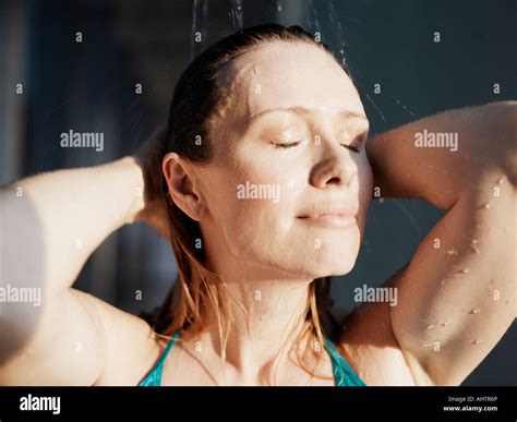 Femme sous la douche Banque de photographies et dimages à haute