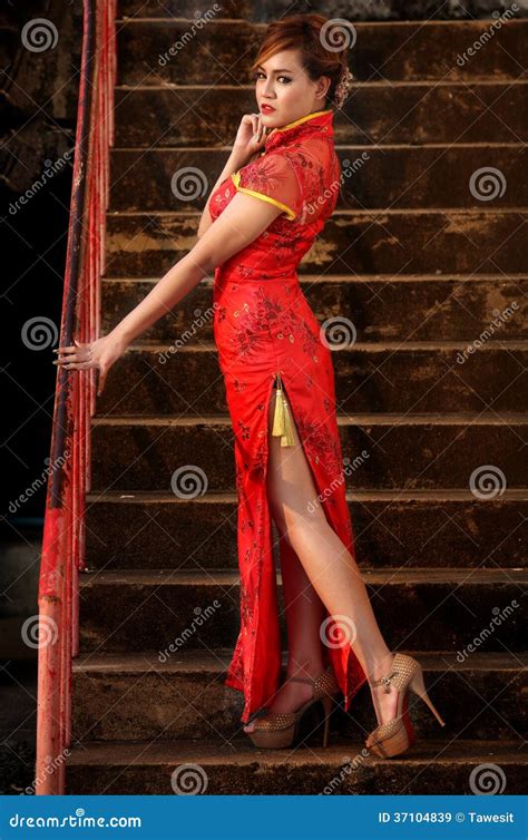 Femme Dans La Robe De Chinois Dans La Pose Sexy Image Stock Image Du