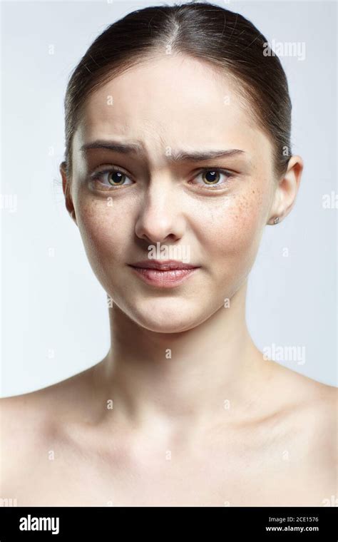 Headshot Di Un Ritratto Emotivo Del Volto Femminile Con Dispiacere Lespressione Del Viso Foto