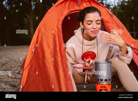 Frau Macht Essen Stockfotos Und Bilder Kaufen Alamy