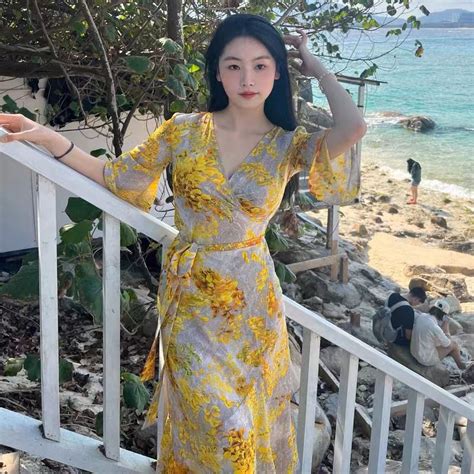 抖音黄色战裙战袍战衣后妈裙小妈裙纯欲风黄袍连衣裙 阿里巴巴