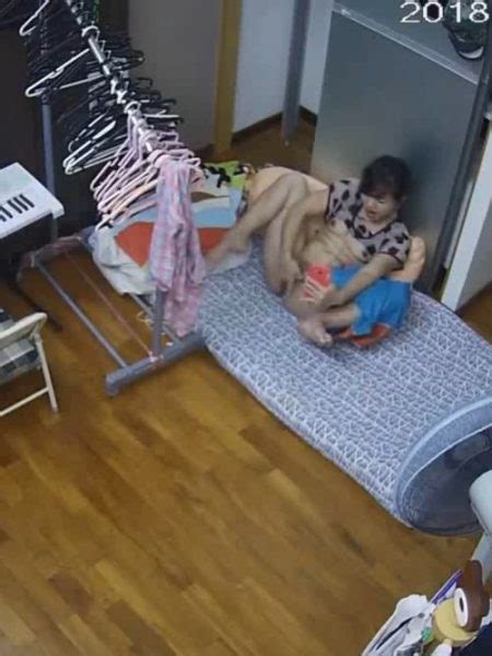 被入侵 hacked 家庭监控摄像头主人不在家保姆和男友视频聊天自慰性高潮 吝啬猫