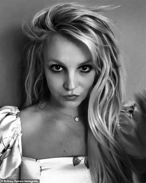 Britney Spears Shows Off Toned Bikini Bod After Breaking Her Foot Hot Lifestyle News