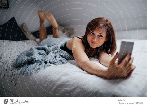 Junger Weiblicher Erwachsener Der Zu Hause Auf Das Bett Nimmt Selfie Legt Ein Lizenzfreies
