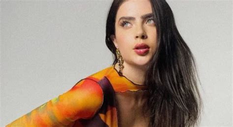 Jade Picon expõe barriga sarada e sensualiza na web Veja